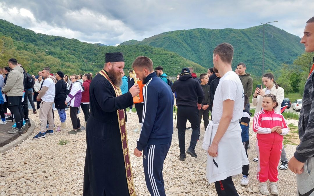 Фочаци и Пивљани заједно ходочасте ка манастиру Острог | Православна ...